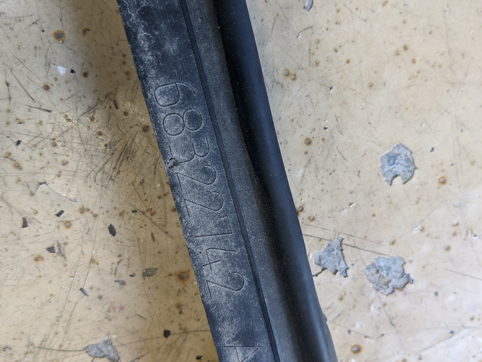 Genuine MOPAR Lift-Gate Upper Seal 68322742AD | eBay