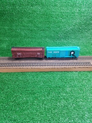 (2) Model Power HO 40' Cattle and Sliding Door Boxcar The Rock and CN ...