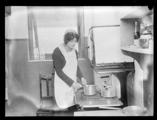 Wife of American wrestler Ed Strangler Lewis cooking over a st - 1930s ...