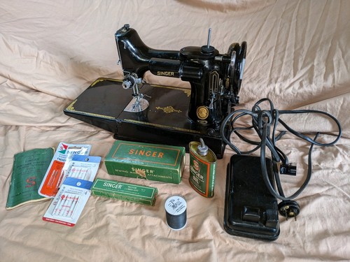 Singer 221-1 Featherweight Sewing Machine w/ Carrying Case and Extras ...