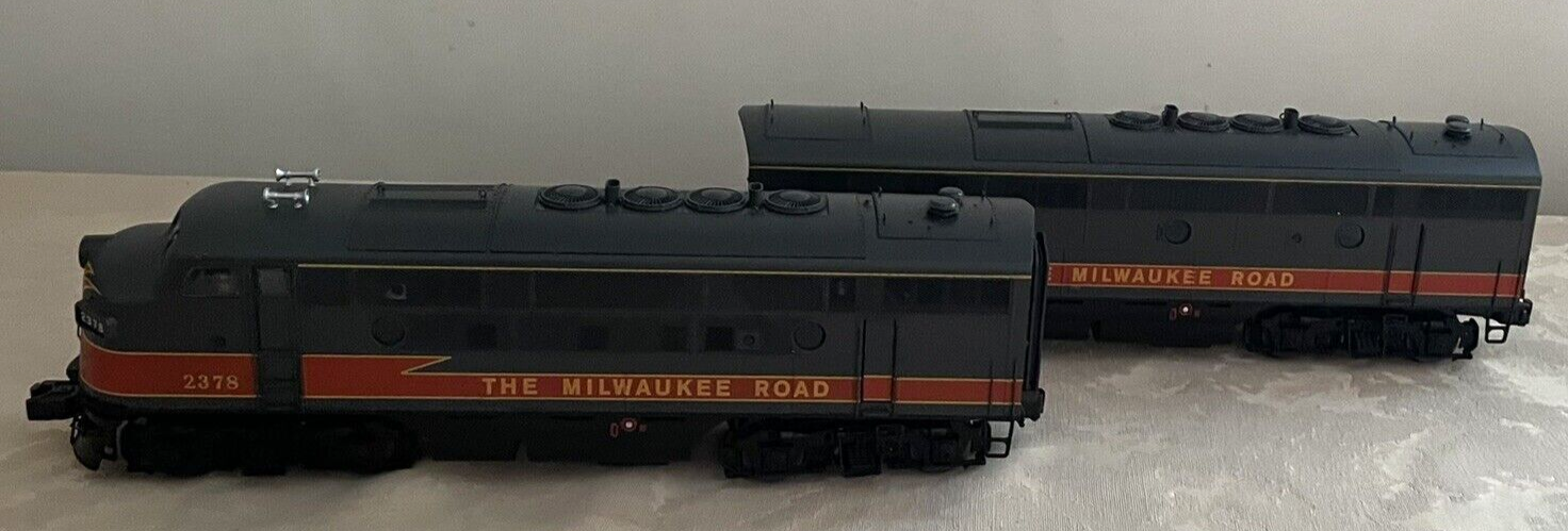 LIONEL 6-34586 POSTWAR SCALE MILWAUKEE ROAD F3 A-B LOCOMOTIVE SET, NEW ...