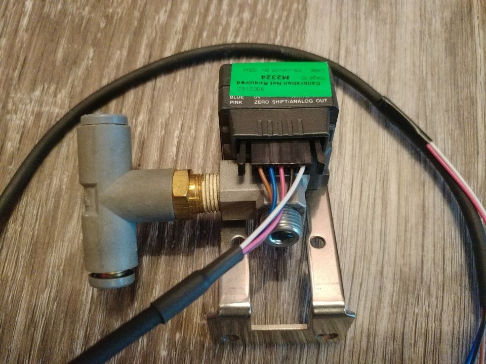 Keyence AP-C33K Ultra-Compact Digital LED Pressure Sensor 145 PSI, used ...