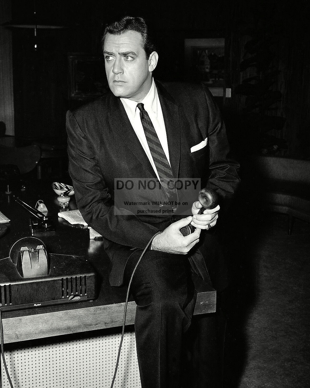 RAYMOND BURR IN THE TV PROGRAM "PERRY MASON" - 8X10 PUBLICITY PHOTO (OP ...