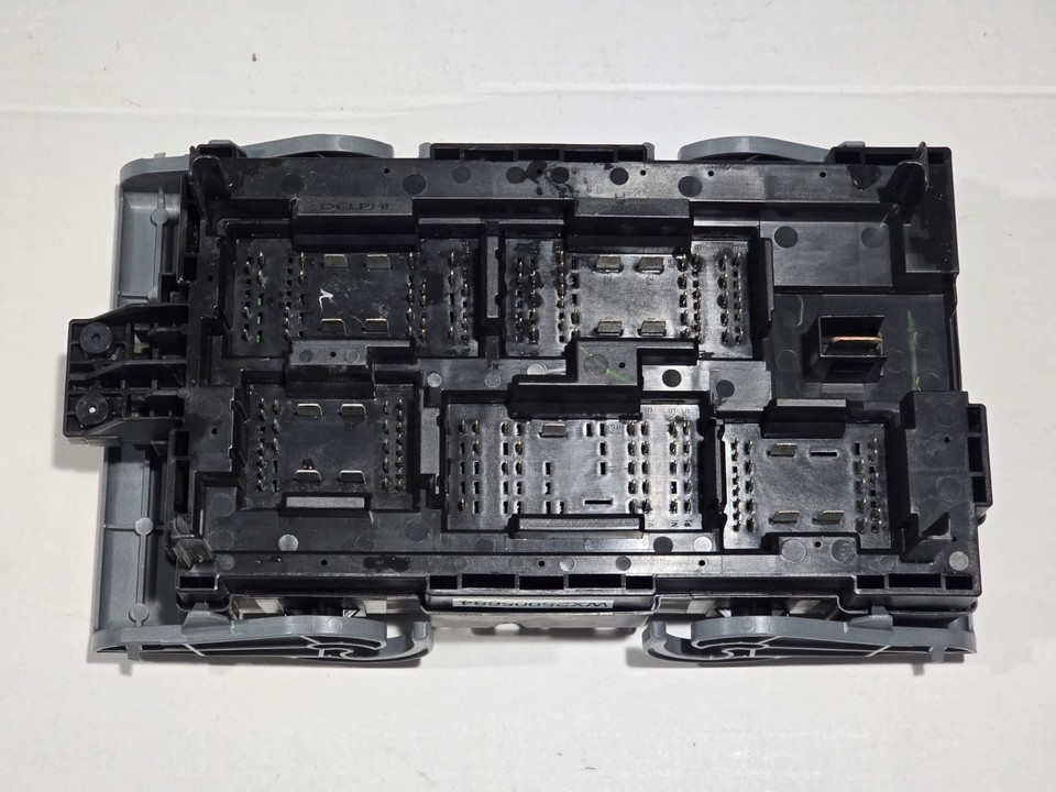 2007 - 2009 Cadillac Chevrolet GMC Fuse Box Relay Power Block 25905684 ...