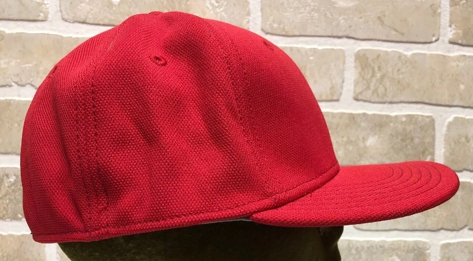 Under Armour UA Red 4 Way Stretch Hat Cap Fitted Size Medium ...
