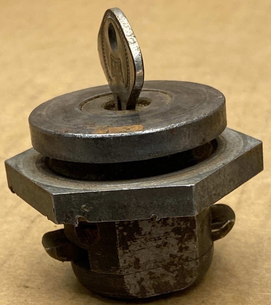 VINTAGE ANTIQUE 1-1/4” LOCKING GAS,FUEL,OIL,TANK, CAP WITH KEYS CAR ...