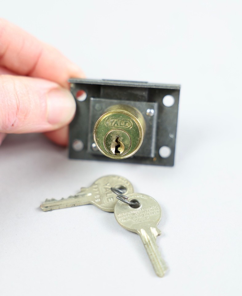 Vintage Yale Lock Key Slot Machine Trade Stimulator Coin Operated Game ...