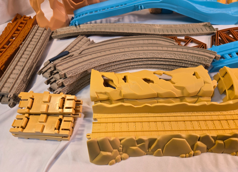 Thomas & Friends Trackmaster Thomas at Action Canyon Train Set ...