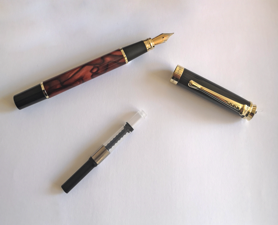 Stub calligraphy italic golden nib, fine nib fountain pen. Ink pen ...