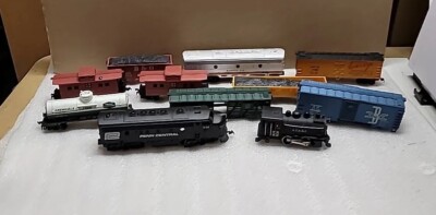 HO Scale Train lot 2 Locomotives Cabooses Union Carbide Tanker Pusher ...