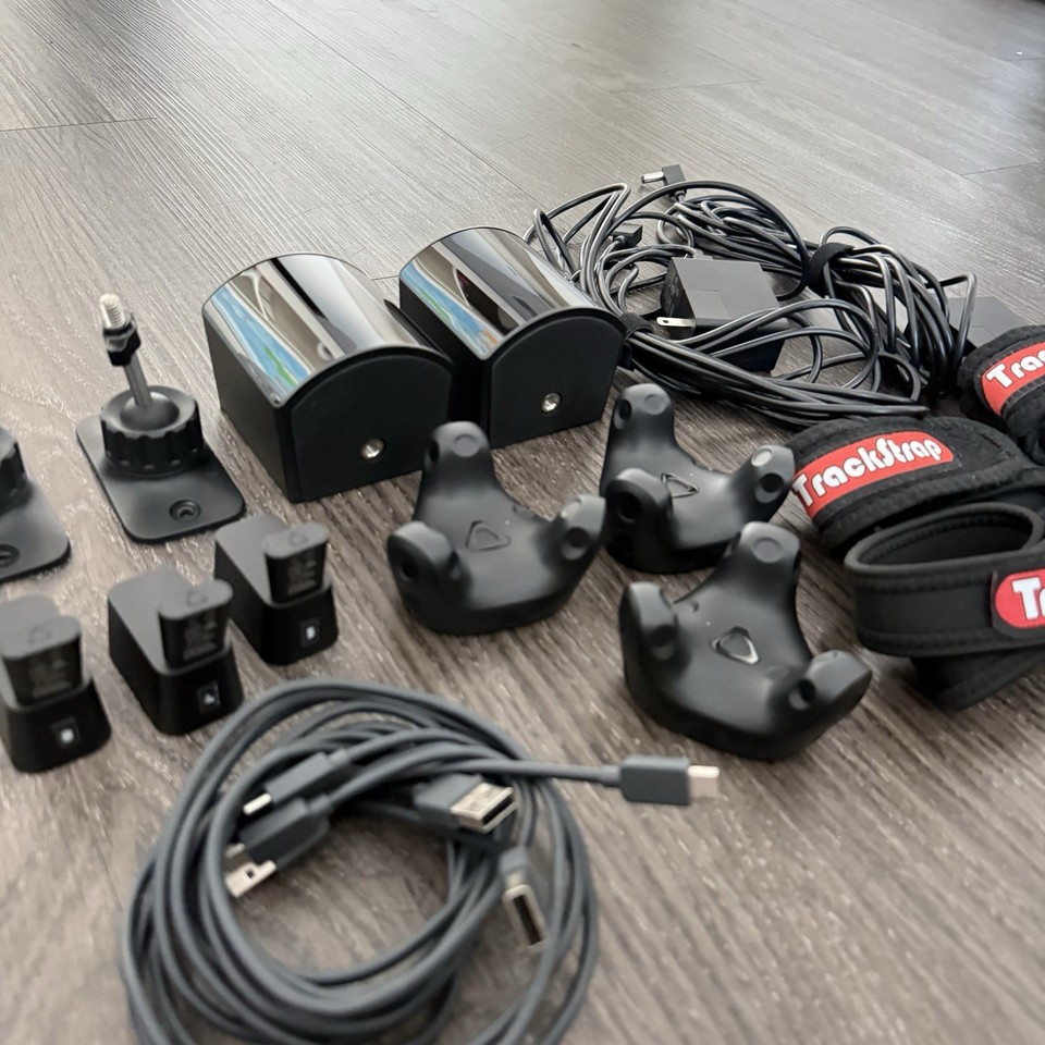 3x HTC Vive Tracker 3.0 + 2x 2.0 SteamVR Base Stations Vrchat full body ...