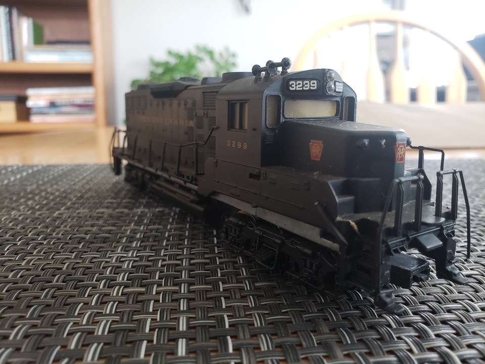 Vintage HO scale MANTUA Pennsylvania GP20 #3299 Diesel Locomotive with ...