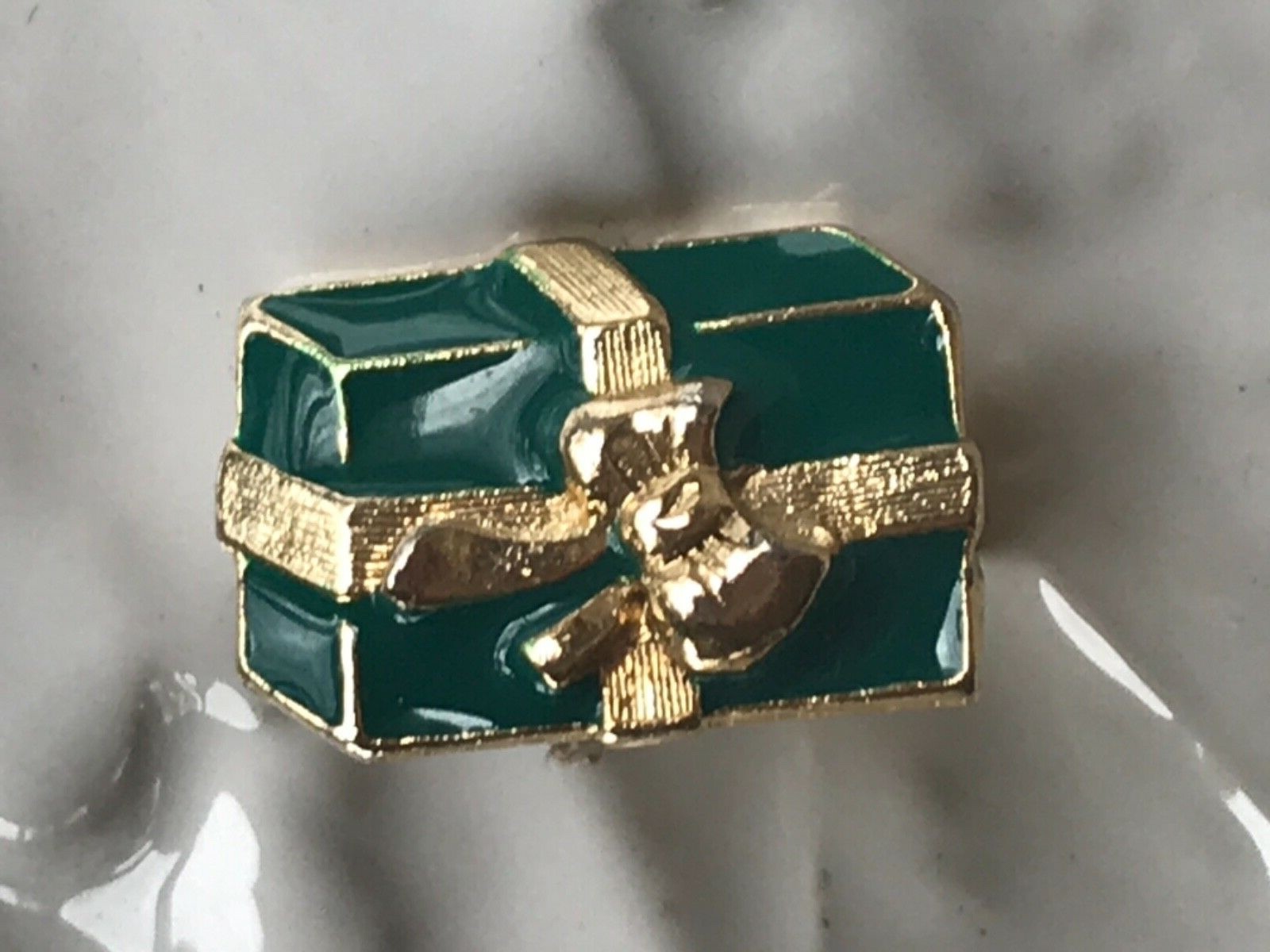 GREEN ENAMEL GIFT BOX PIN WITH GOLD BOW AND RIBBON 3/4” X 1/2” | eBay