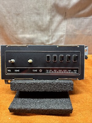 A•27 Vintage 1970’s Chrysler Dodge AM Push Button Radio 3501640 Bench ...