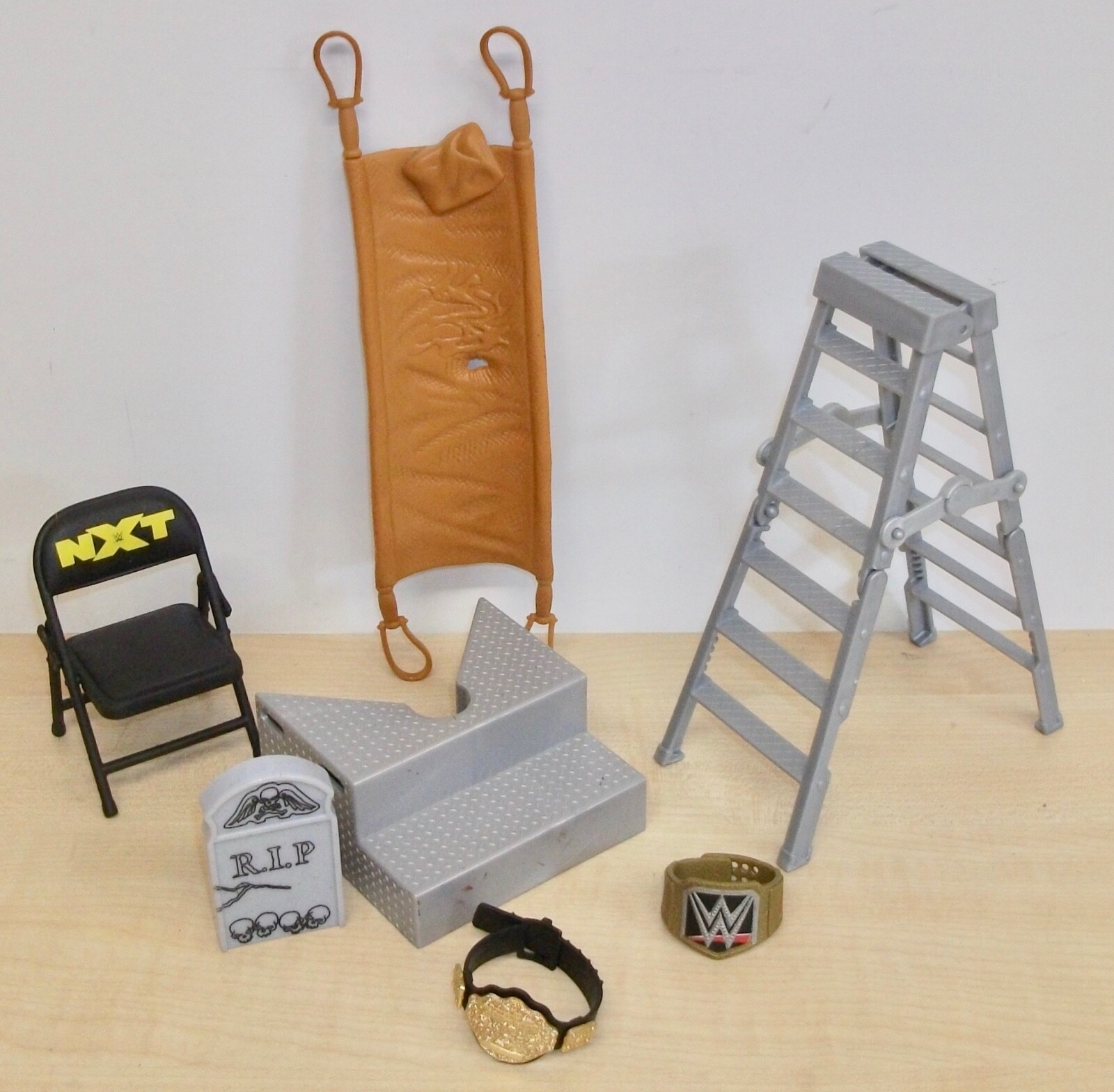 WWE - Monday Night Raw wrestling ring, action figures & accessories ...