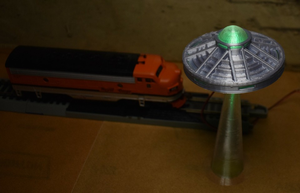 HO 1:87 Scale SpaceShip AREA 51 UFO Flying Saucer LED GREEN Orb ...