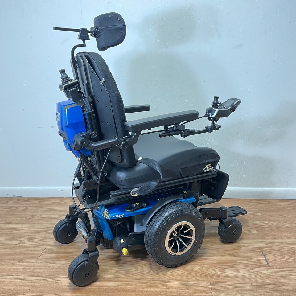 QUANTUM Q6 EDGE .POWER TILT,RECLINE AND LEGS. ALL-TERRAIN. ATTENDANT ...