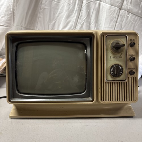 Zenith CRT TV J091L Television B&W 9" Solid State Flip Knob Vintage ...