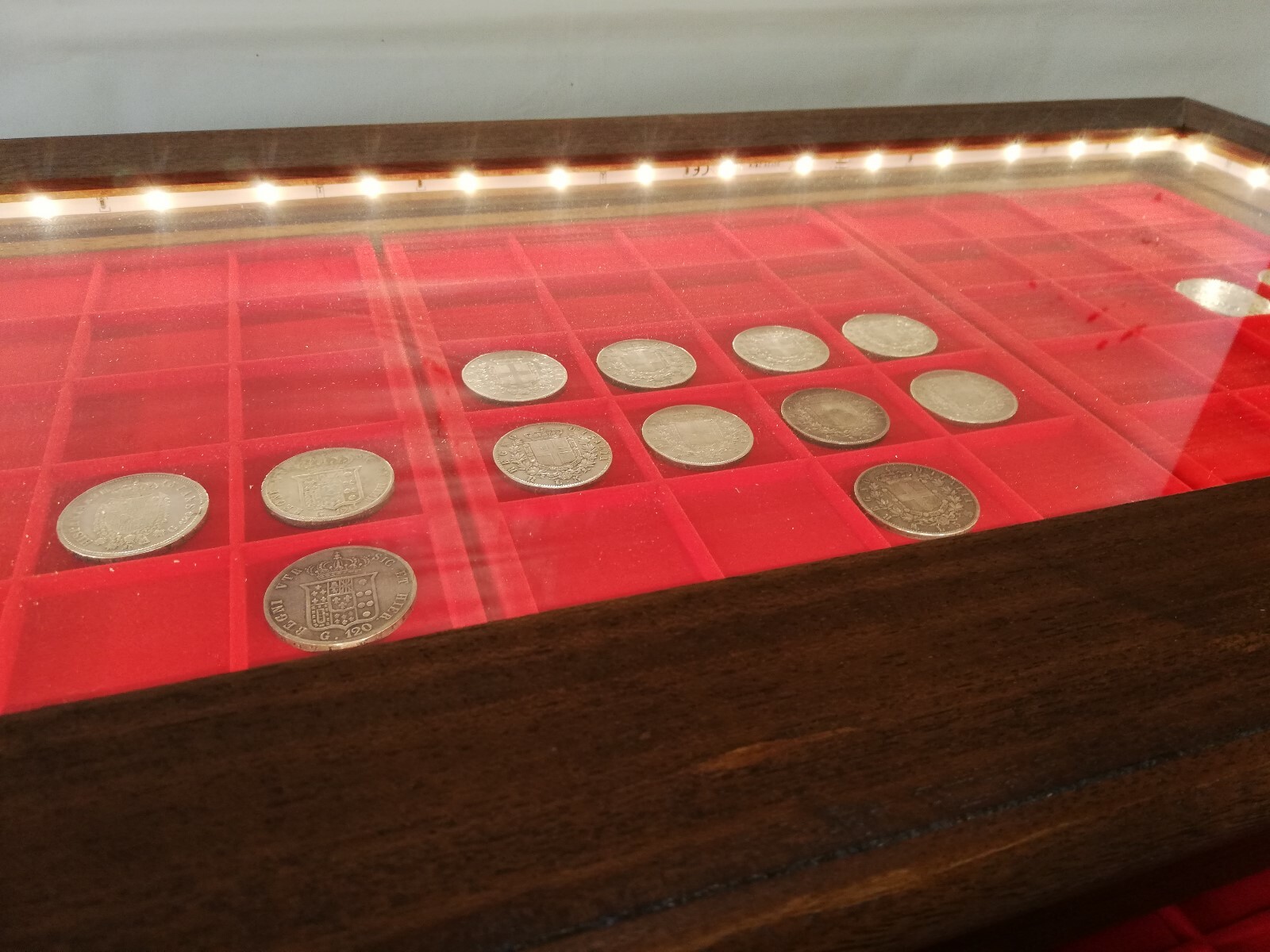 Monetiere Medagliere 10 Cassetti 30 vassoi per monete LUCE LED coin ...