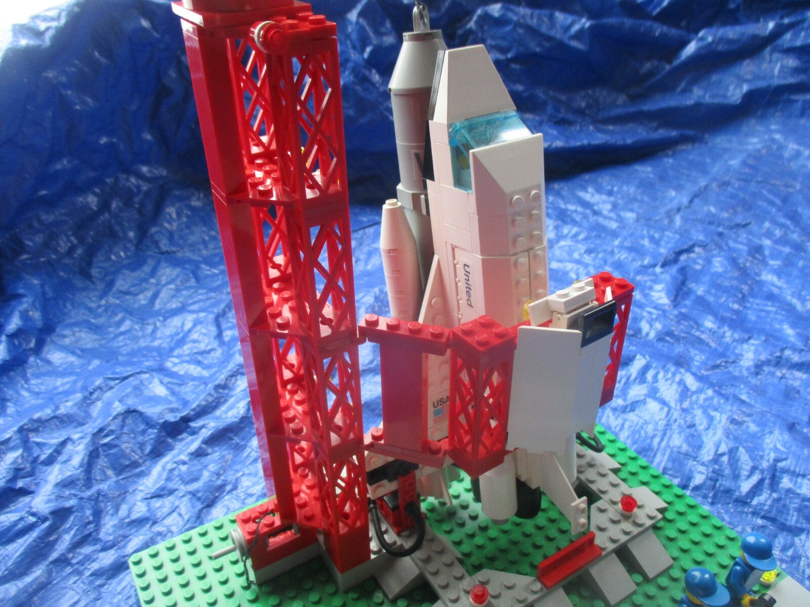Vintage 1990 Lego 1682 Space Shuttle launch set compete with ...