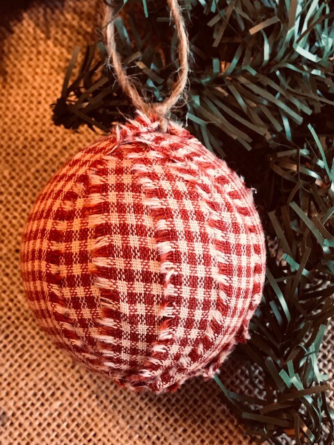 10 Primitive BARN RED SMALL CHECK Fabric RAG BALLS Christmas Ornaments ...