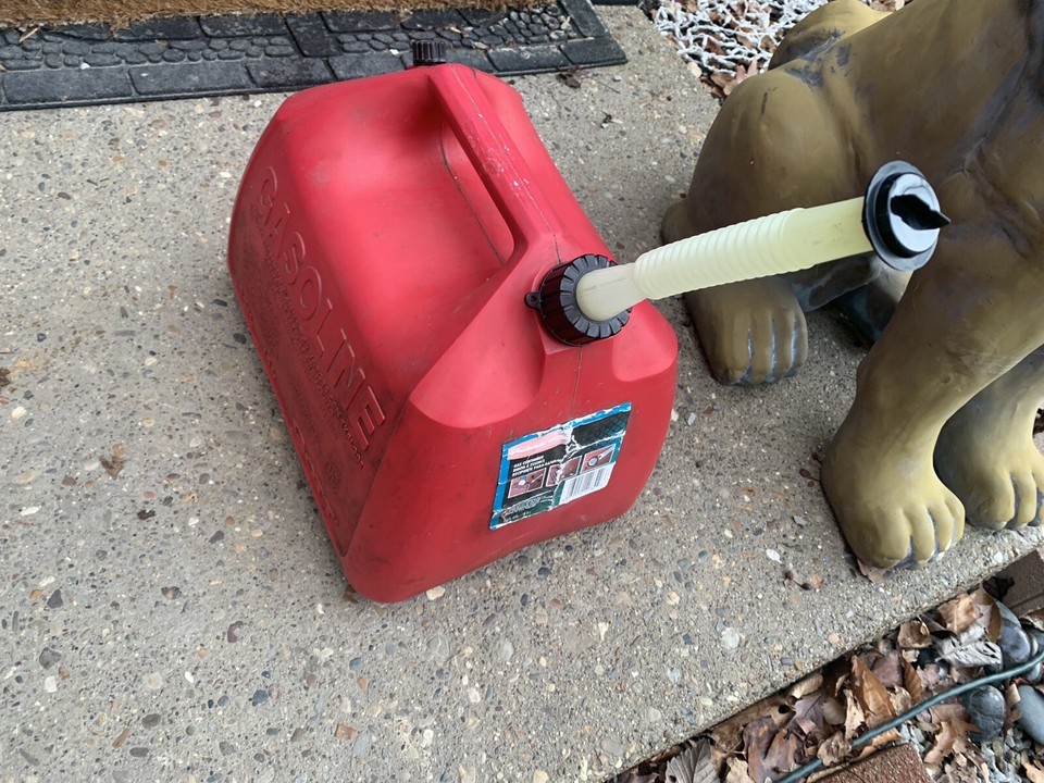 Rubbermaid Gott 5 Gallon Vented Gas Fuel Can with Flex Spout 1251 USA ...