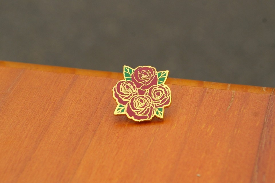Bouquet of Red Roses Valentine's Day Love Metal Enamel Lapel Pin ...