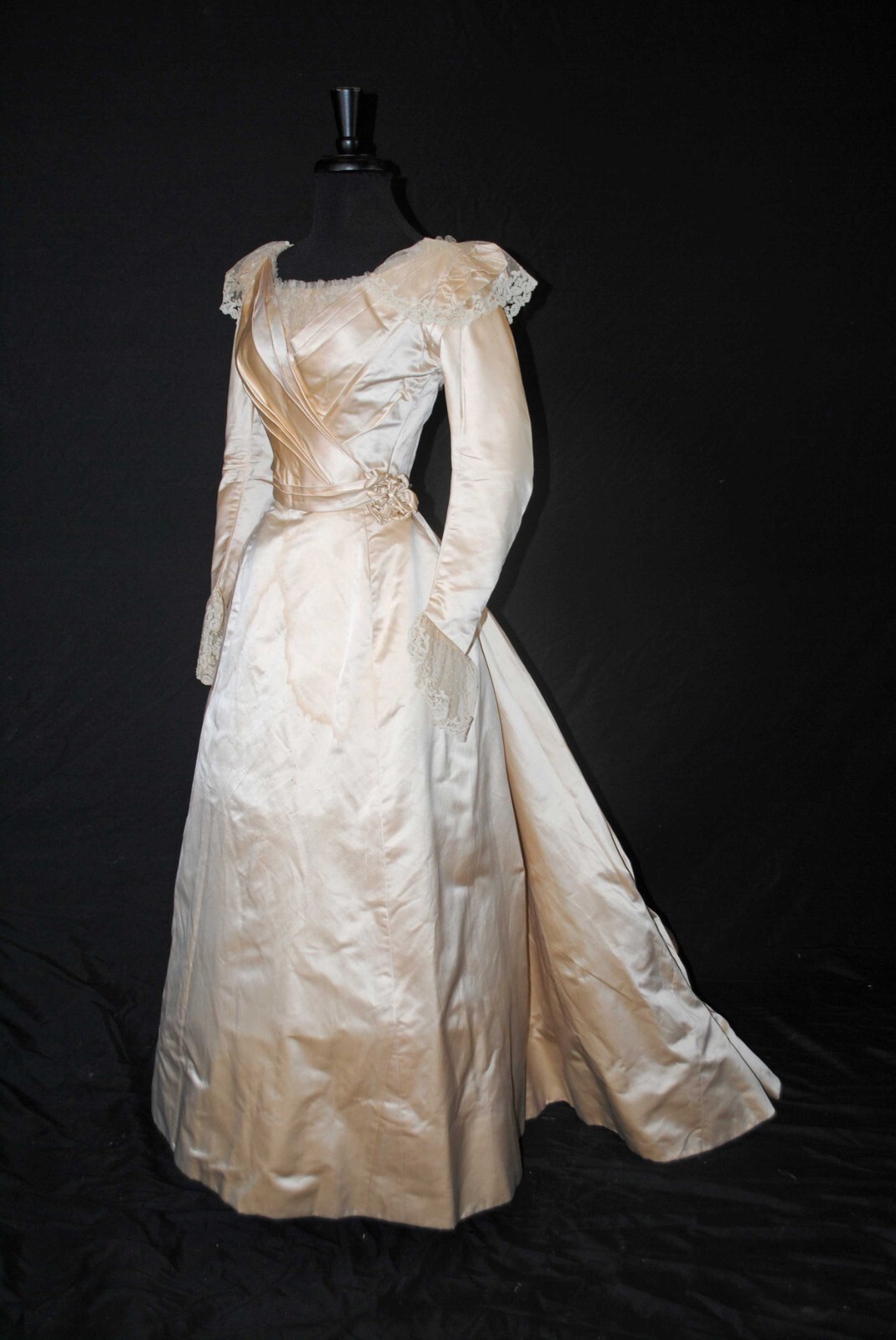 VICTORIAN TRAINED 3-PIECE BUSTLE WEDDING GOWN, CIRCA … - Gem