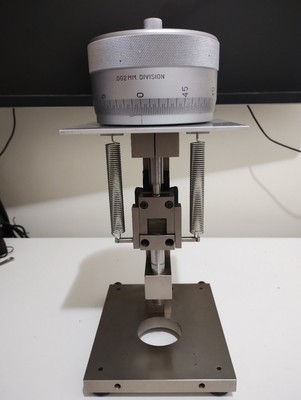 Extensormeter Calibrator for calibration of MTS Instron Epsilon ...