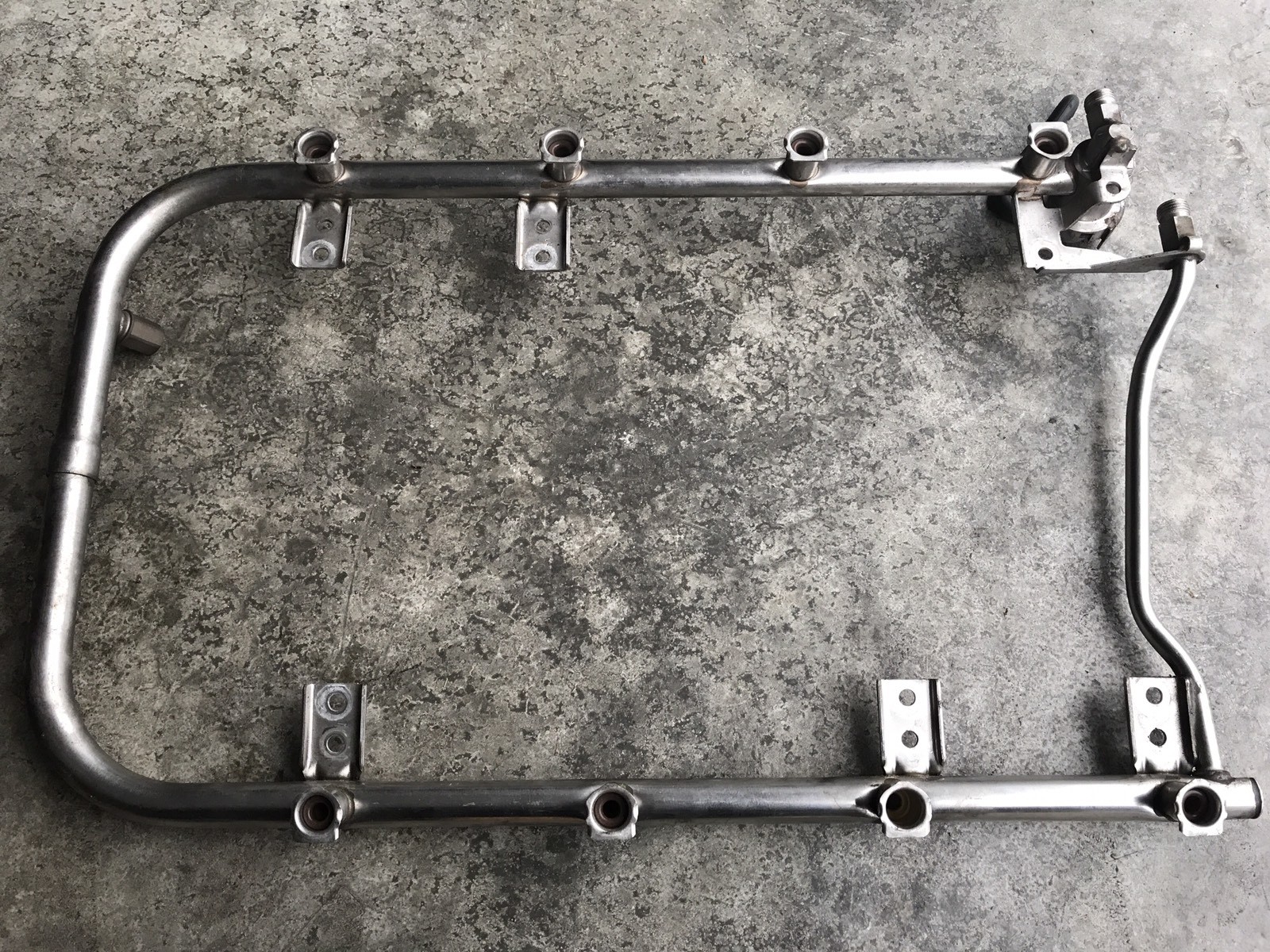 1998 Mercedes Benz SL500 R129 Fuel Rail W/ Pressure Reg. Part # 119 070 ...