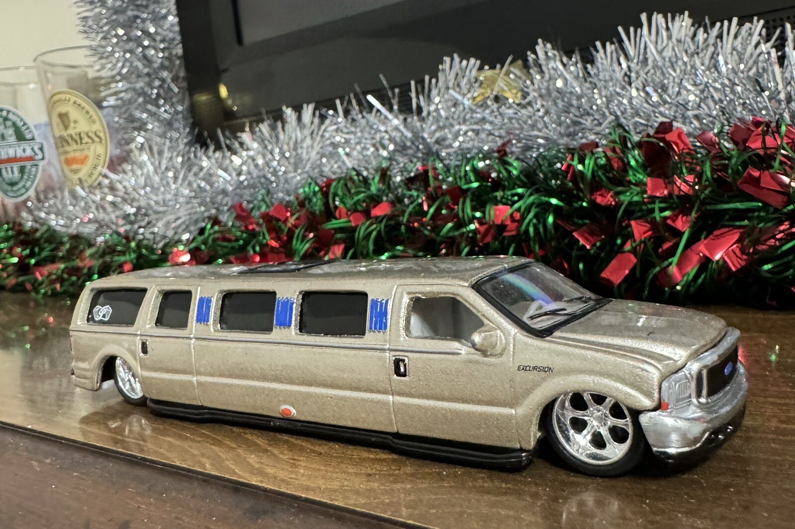 Maisto Ford Excursion Limousine 1:64 Playerz Luxury Diecast Collection ...