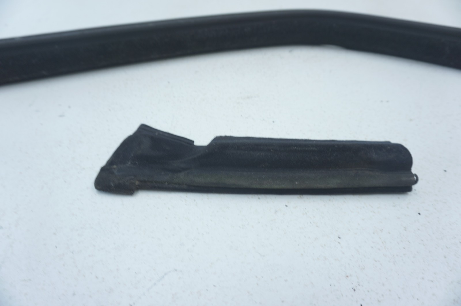 MERCEDES 300CD 280CE W123 COUPE , FRONT RIGHT SIDE WINDOW UPPER RUBBER ...