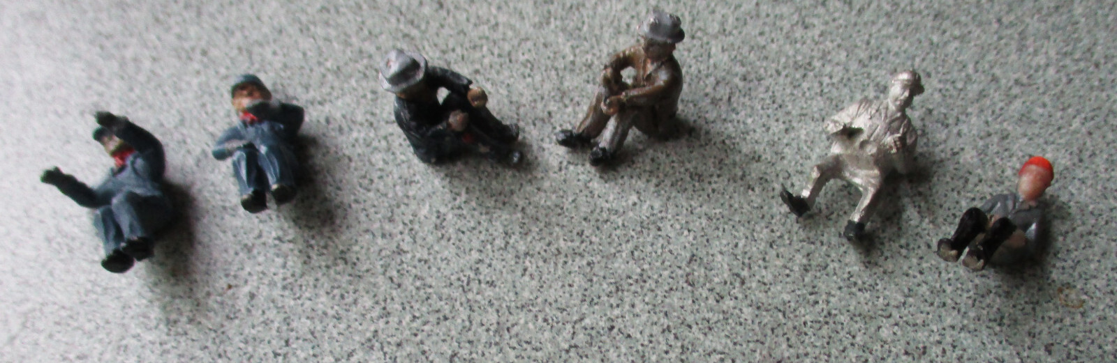 HO: 6 Sitting Figures; Engineers, Cart Drivers & Men At Ease, 5 of 6 ...