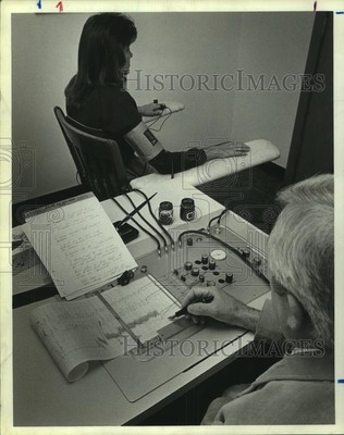 1985 Press Photo Women demonstrating lie detector exam used in job ...