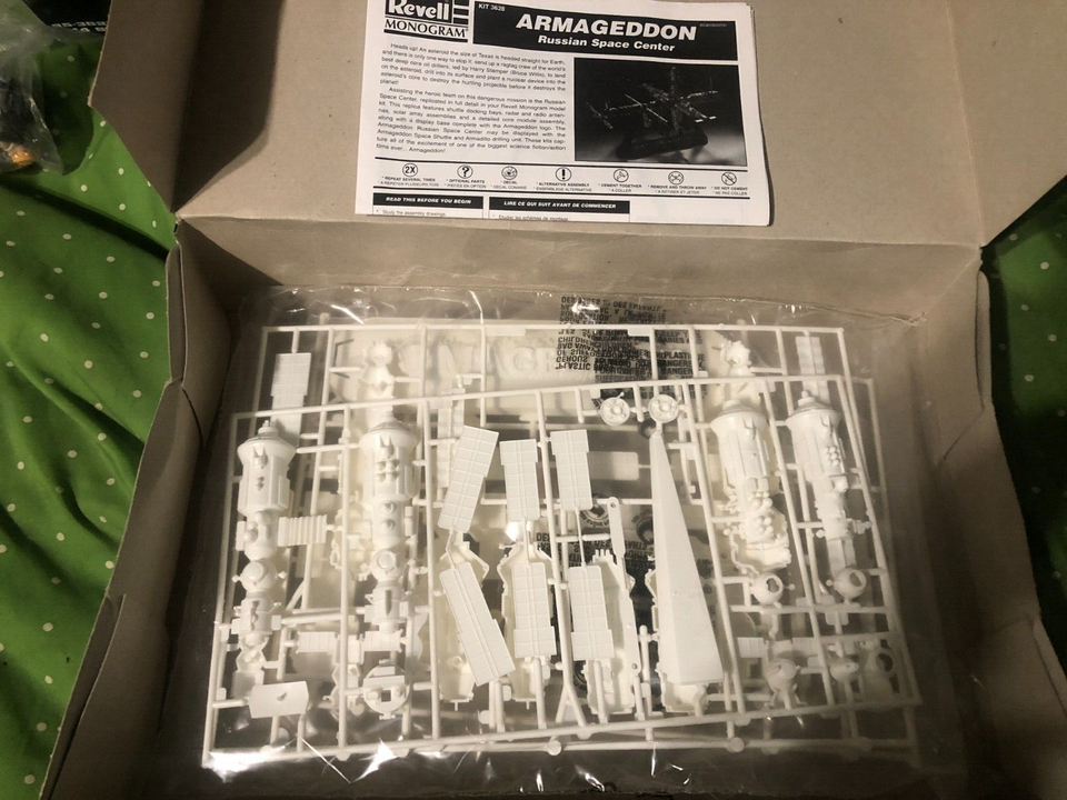 Revell Armageddon Russian Space Center model kit new open box 1/144 ...