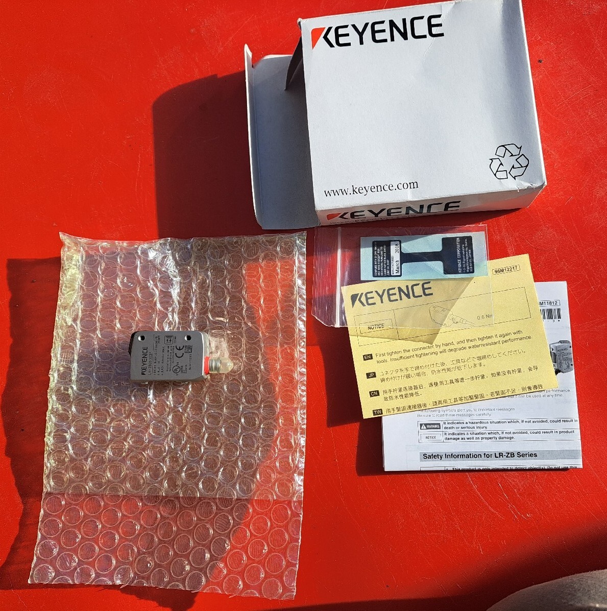 KEYENCE LR-ZB250C3P Self-Contained CMOS Laser Sensor with 3-pin M8 ...