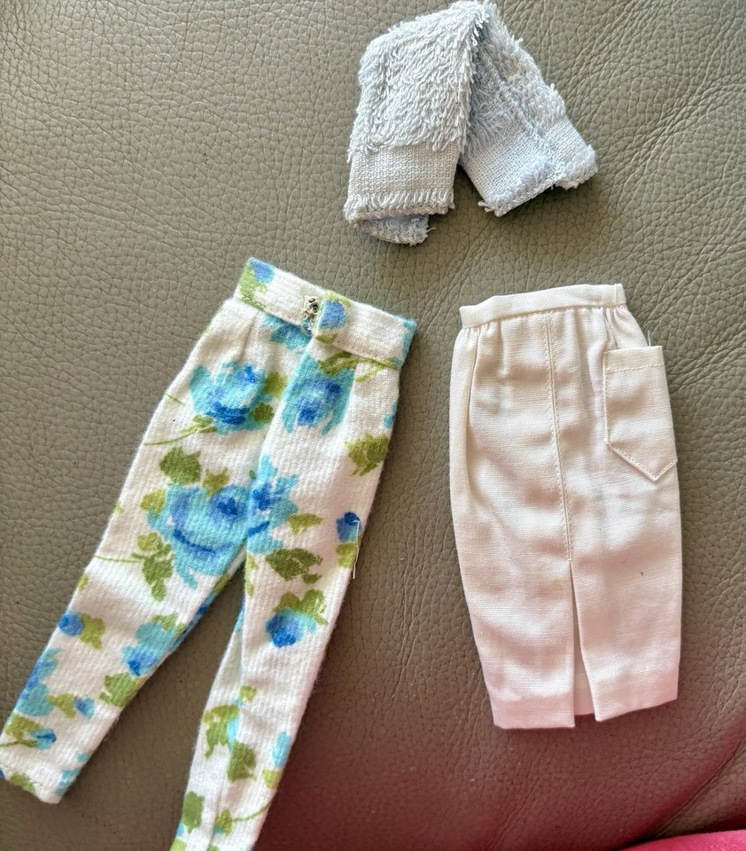 Lots of 39 pieces Rare 60's & iconic Barbie Outfits, 934,982,978 & More ...