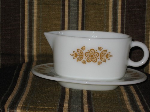 VINTAGE PYREX 'GOLDEN BUTTERFLY' GRAVY BOAT (77-B) w/ DRIP/ UNDER PLATE ...