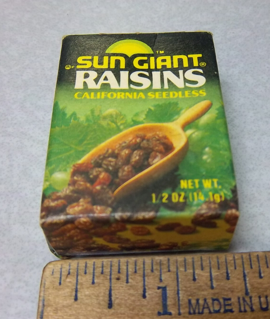 small Sun Giant Raisin 1/2 oz box, (empty) nice Graphics & color ...