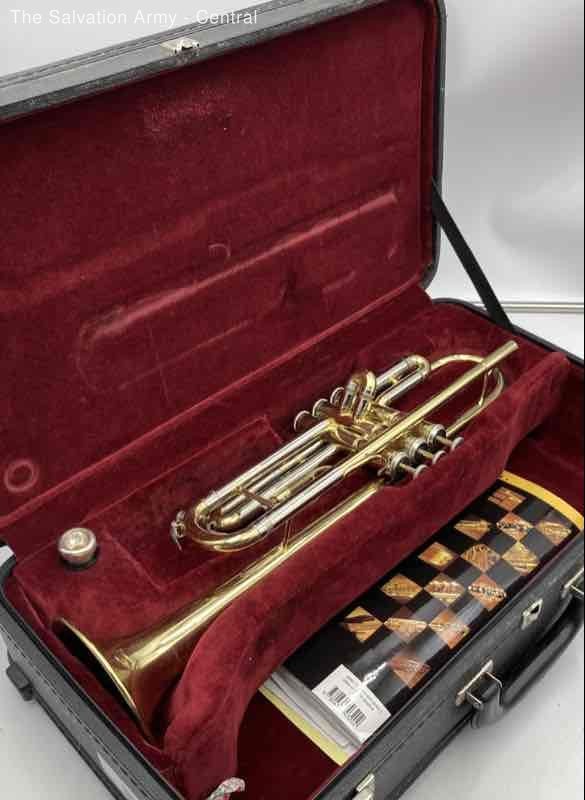 Besson Gold-Tone Brass Musical Instrument Key Bb Alto Trumpet With Case ...
