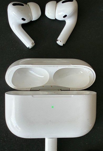 AirPods Pro A2084 1st Generation w/ Case and Lightning Cable Good ...