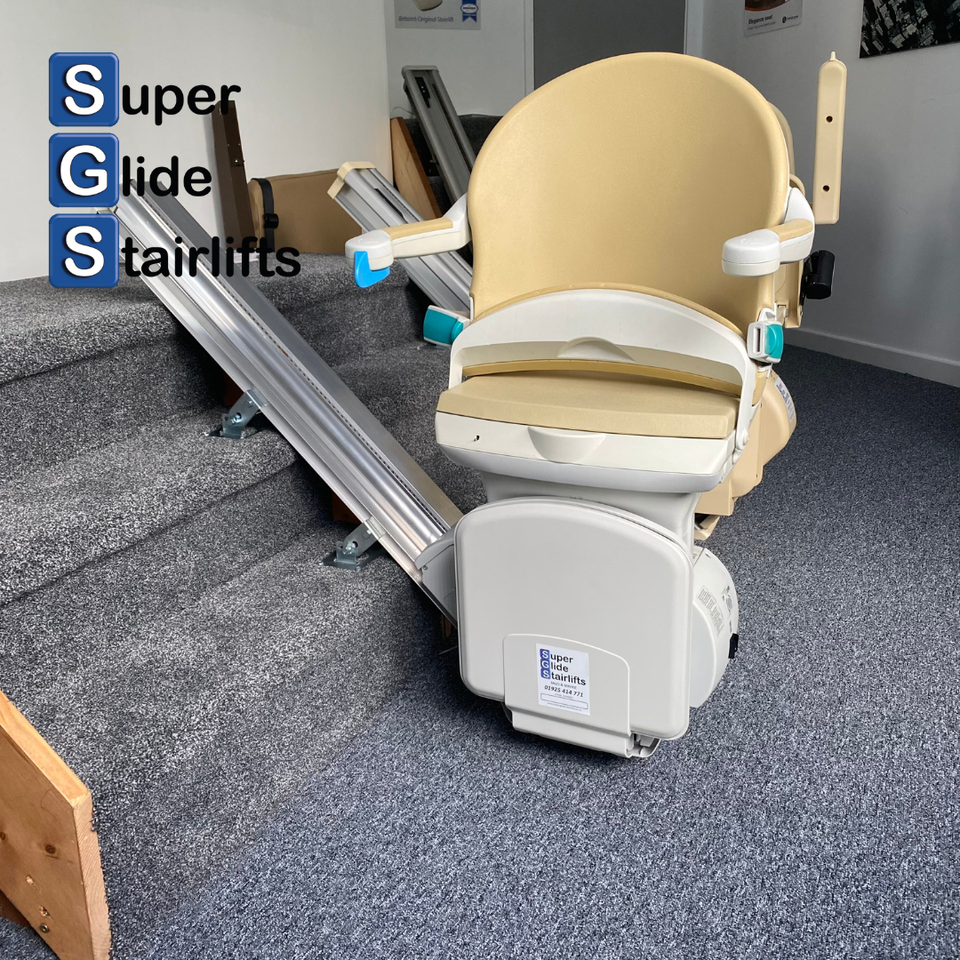 Handicare 950+ PLUS Recon Straight Stairlift Fully Fitted w/ 18 Month ...