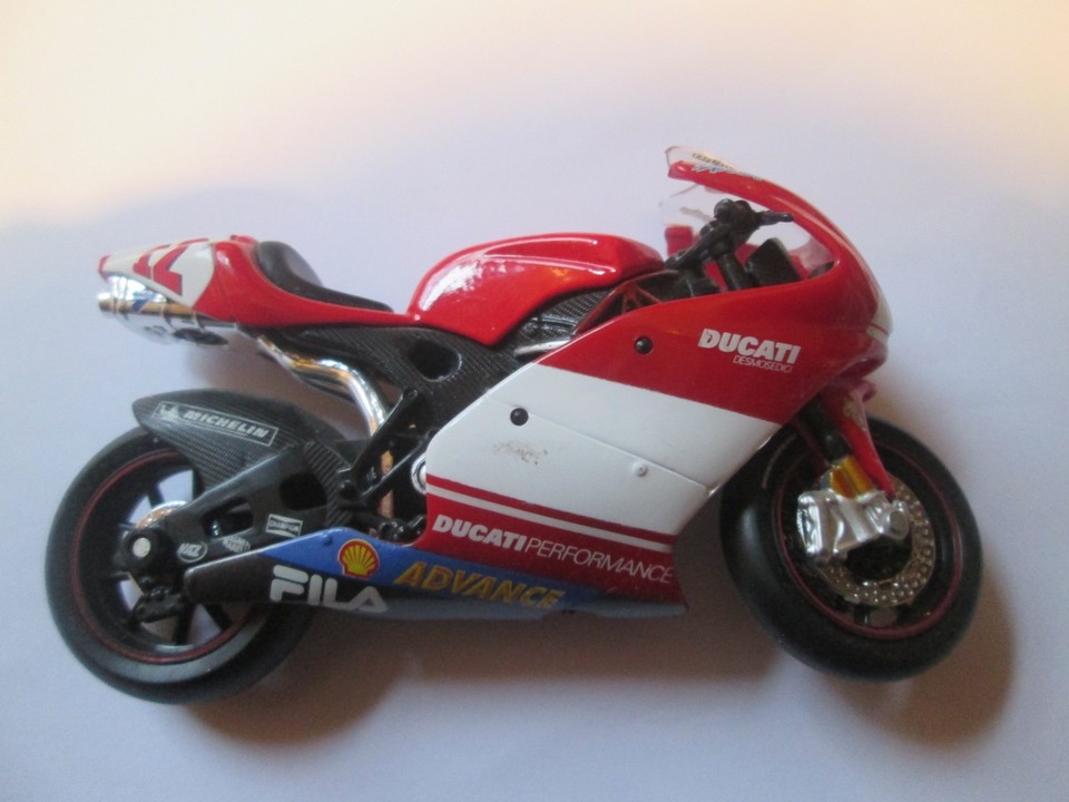 TROY BAYLISS DUCATI DESMOSEDICI 2003 1-18 SCALE MAISTO MODEL | eBay