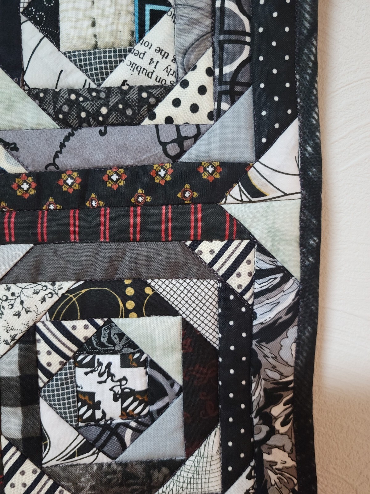 A small monotone pineapple quilt made by Japanese Quilter. 23.6" x 27.5 ...