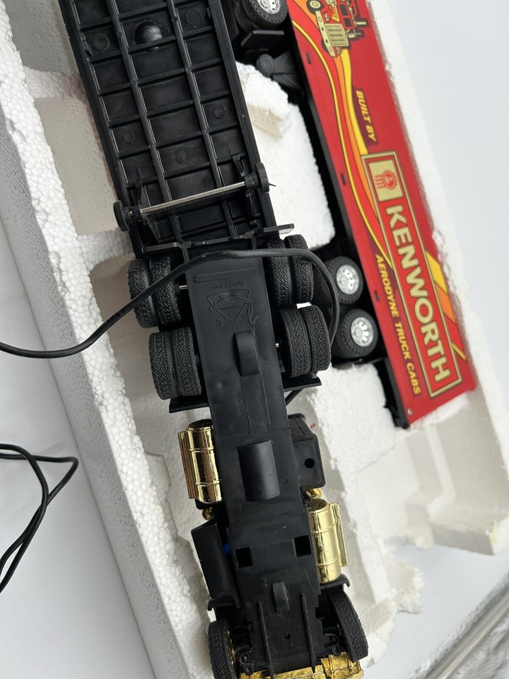 New Bright Highway Convoy Kenworth Wired Golden RC 18-wheeler Trucks ...