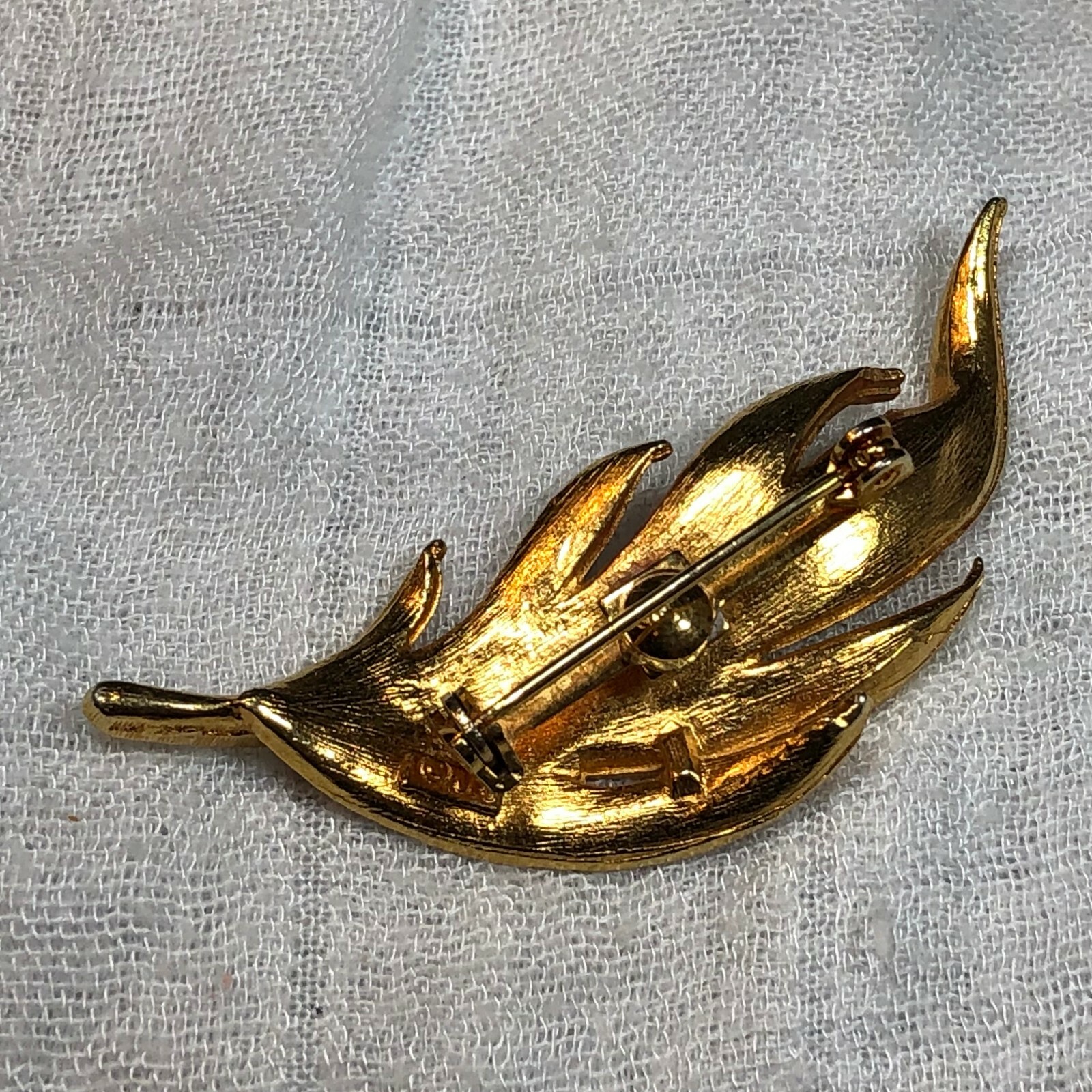 Vintage JJ Textured Leaf Brooch Pin - Gem