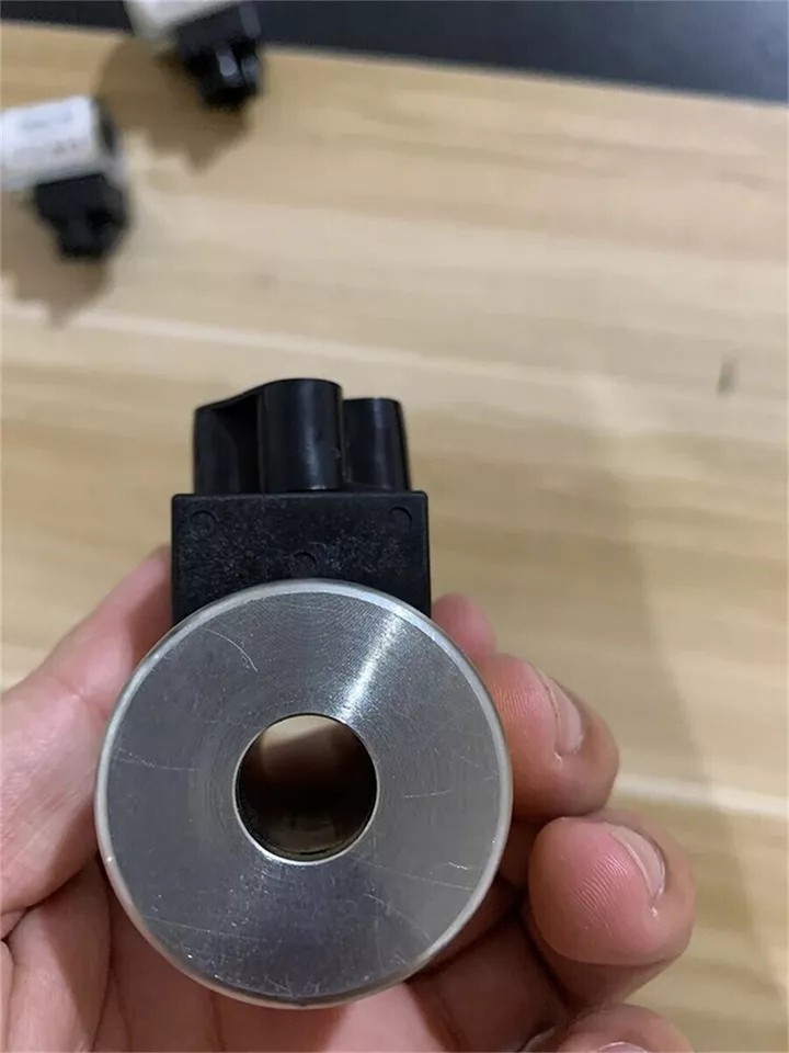 1PC New Eaton Vickers 300AA00081A MCSCJ012DG000010 Solenoid Valve Coil ...