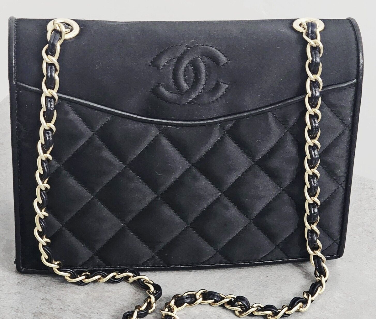 CHANEL ELEGANT 1980's QUILTED BLACK SATIN CHAIN LINK CHANEL ELEGANT 1980's QUILTED BLACK SATIN CHAIN LINK