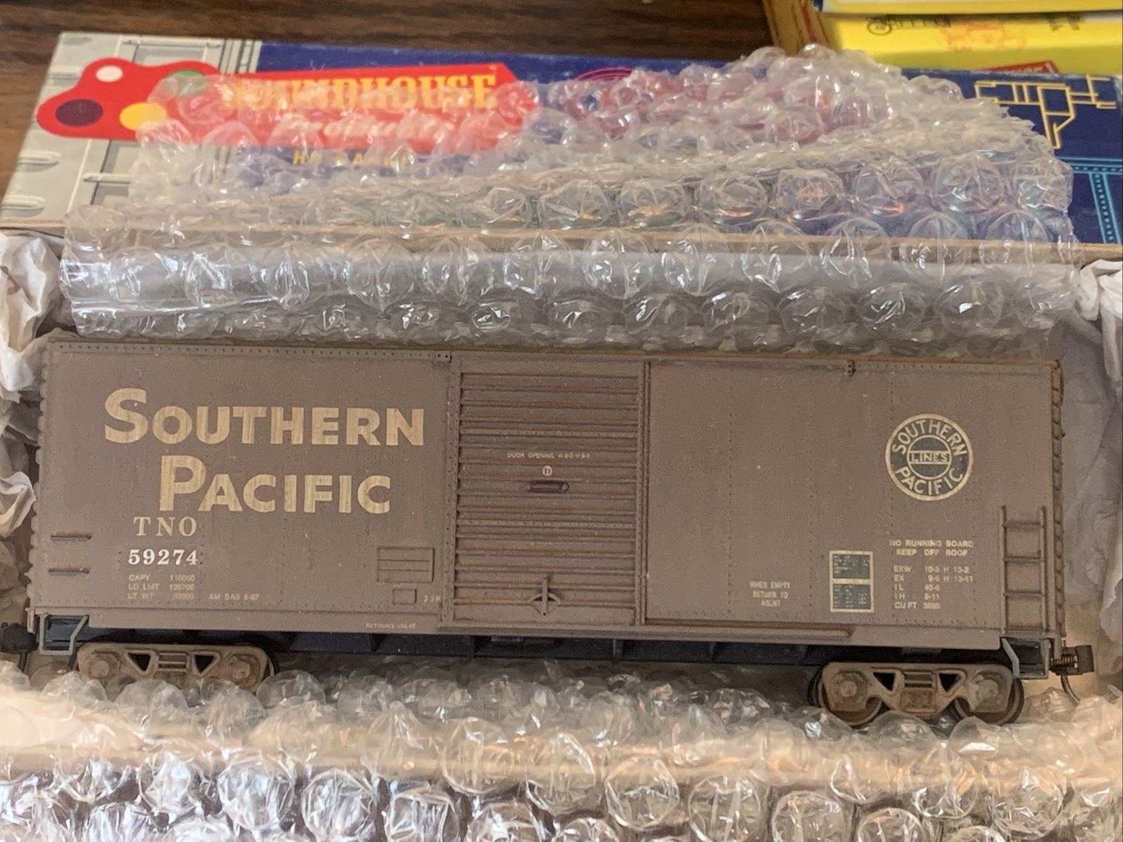 Roundhouse Ho Gauge 1101 Weathered Southern Pacific AAR Modern Boxcar ...