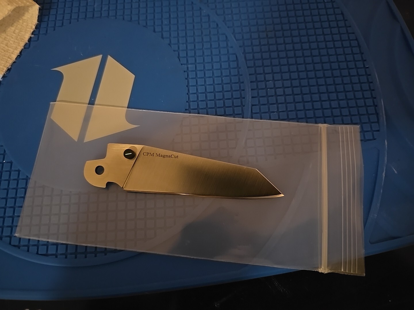 Benchmade 940 Gersh Reblade In MAGNACUT With Glow Rhino Thumb Studs ...